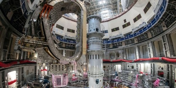 Progetto ITER: sollevato il primo componente per il reattore a fusione ...